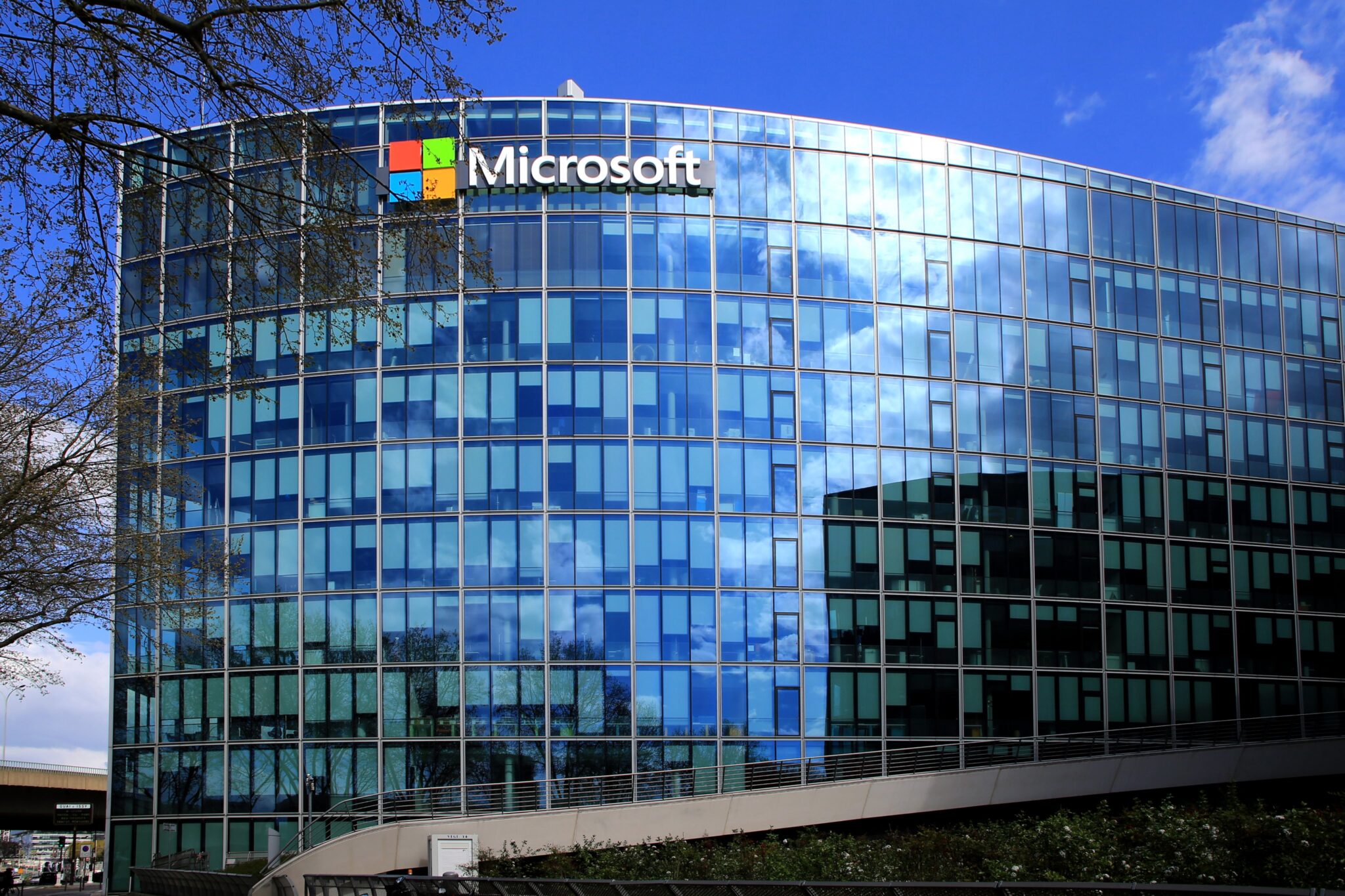 En plein boom de l’IA, Microsoft ferme le centre d’ingénierie sur l’IA ...